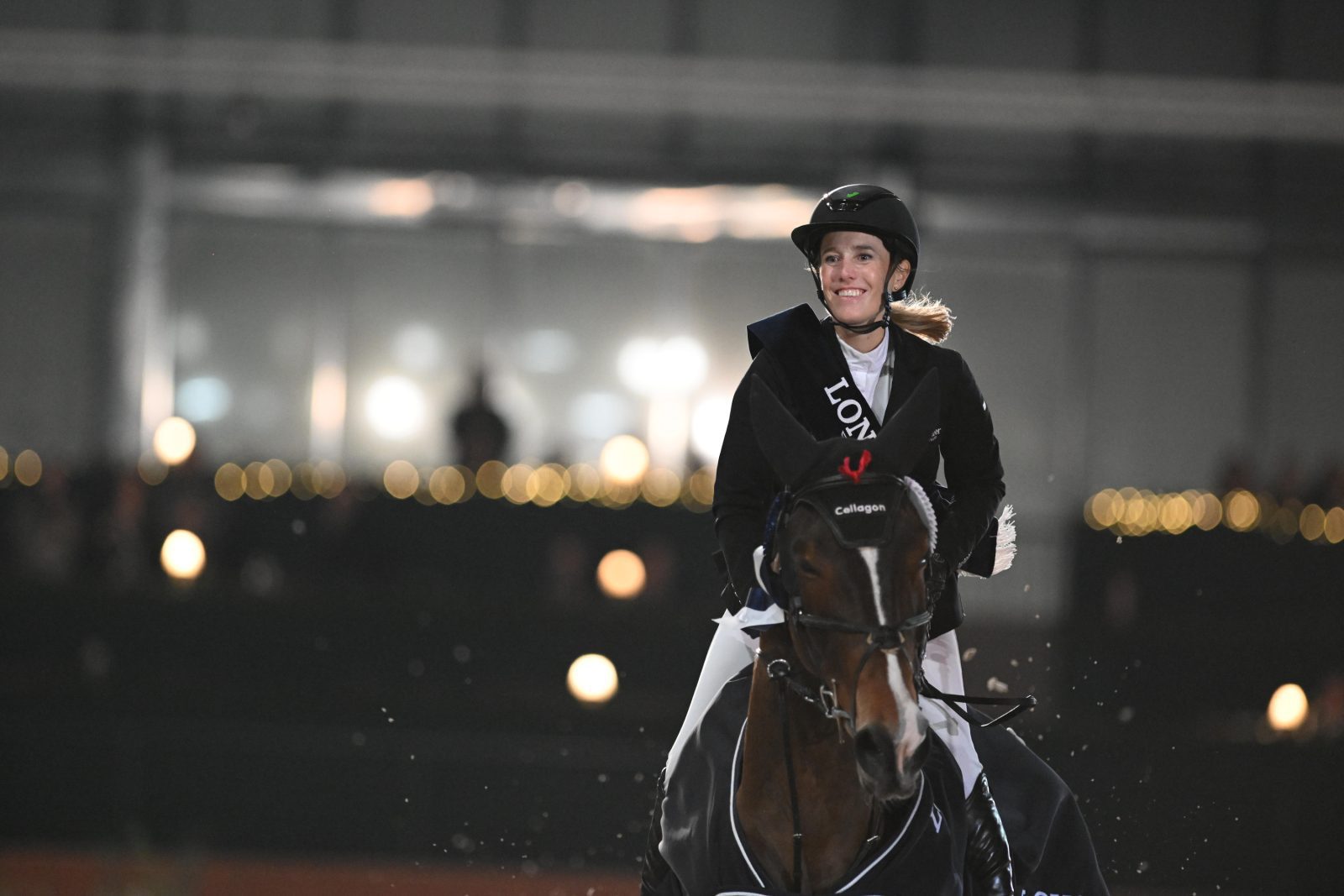 Janne Friederike Meyer-Zimmermann und Messi van 't Ruytershof fliegen ...
